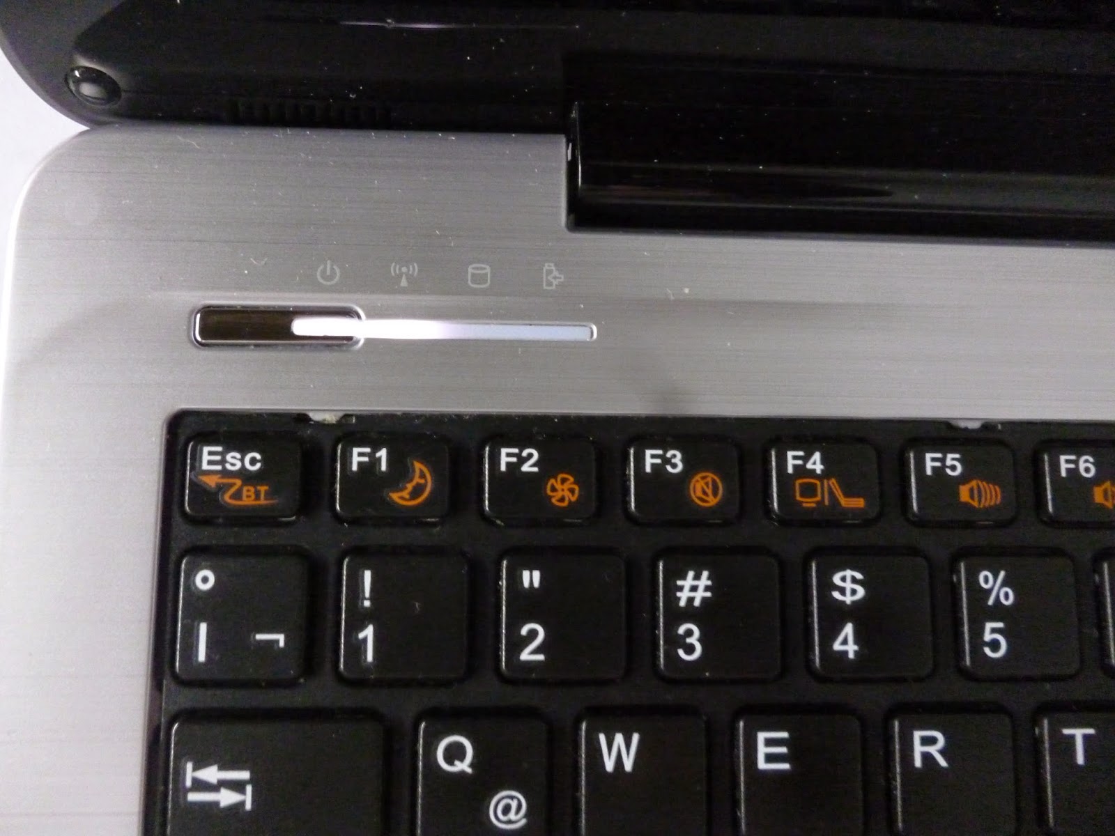 Daniel Pernia: Portatil Vit P3400-02