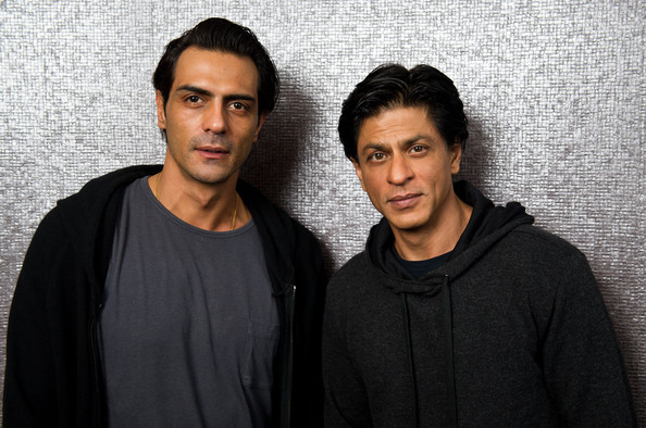 Shah Rukh-Arjun Rampal End Cold War With A Hug | Spicy Bollywood Masala