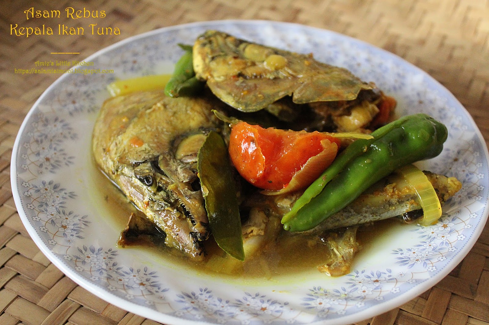 Asam Rebus Kepala Ikan Tuna, Telur Dadar, Sambal Belacan dan Ulam ...