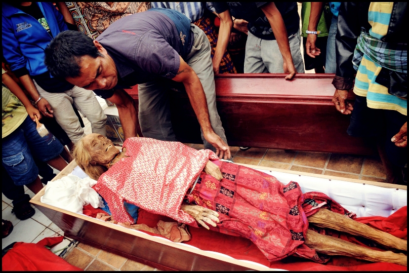 Ma’nene, Ritual Ganti Pakaian Leluhur | Cerita Wisata Aunamazaya