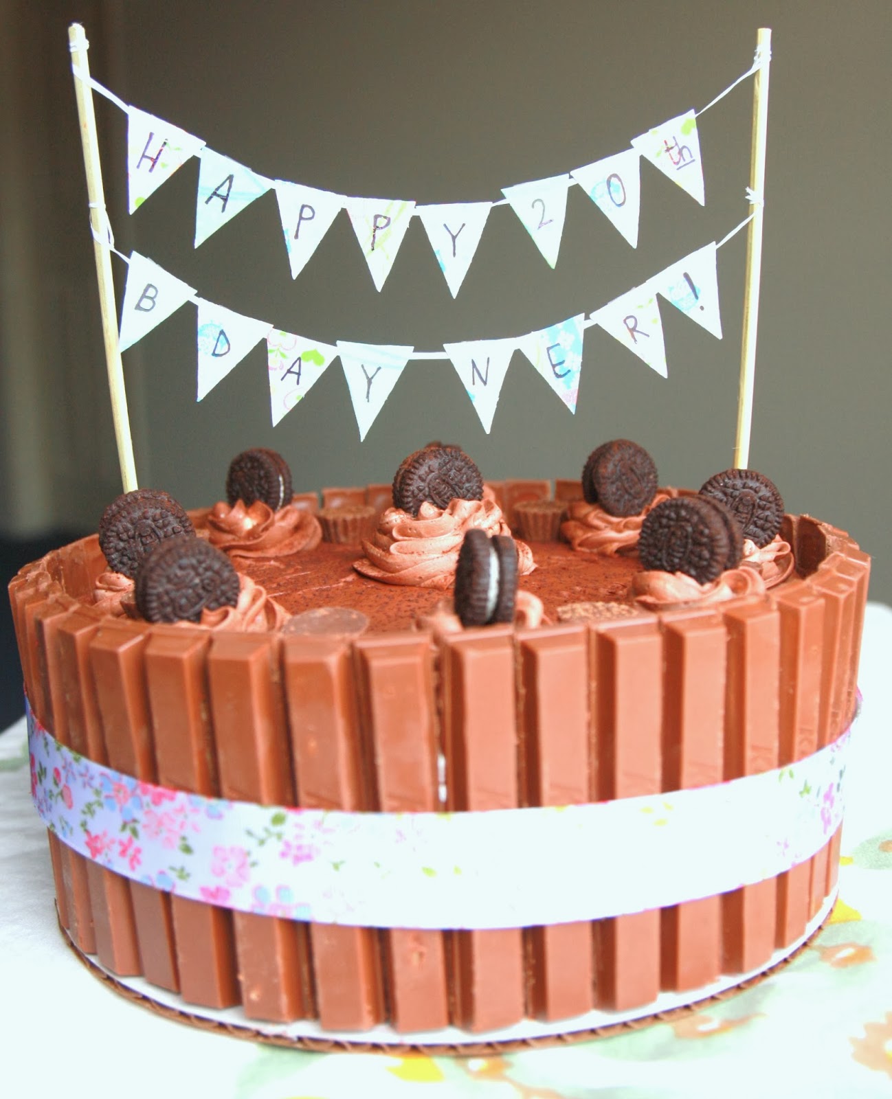 dr. sweet tooth: Kit Kat Red Velvet Oreo Madness Cake