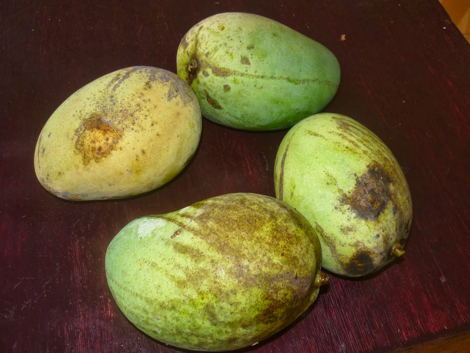 Disini dalam lingkaran ini: Buah mangga masak ranum, bukan milik ku.