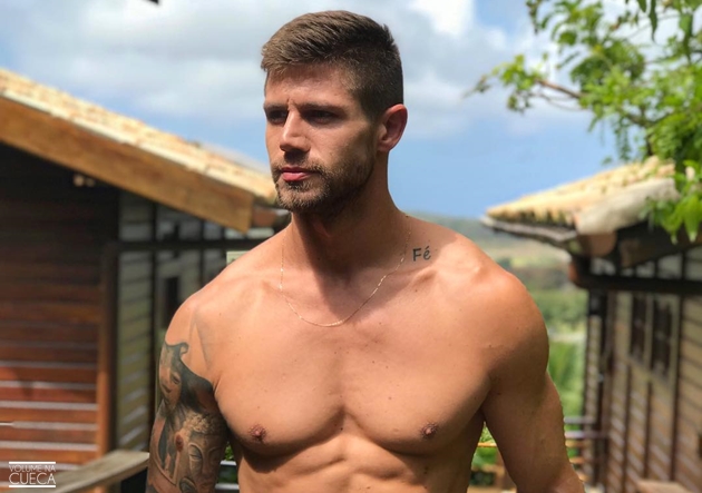 Jonas Sulzbach mostra seus atributos só de sunga - Volume na Cueca