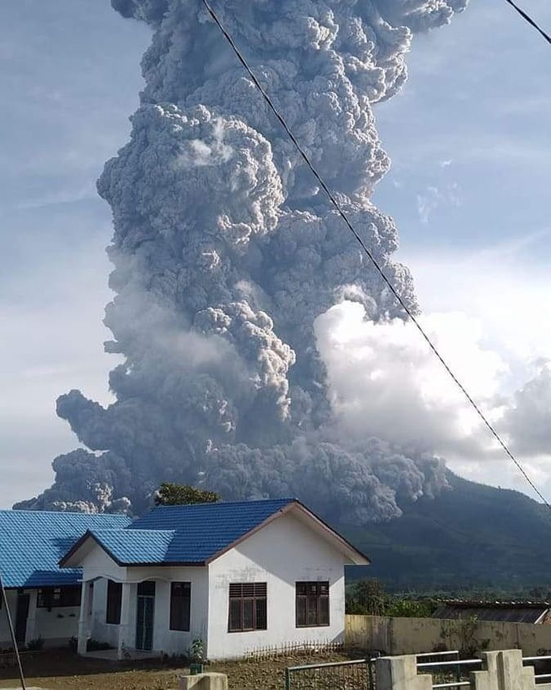 W u l k a n y Ś w i a t a B l o g: Silna erupcja wulkanu Sinabung