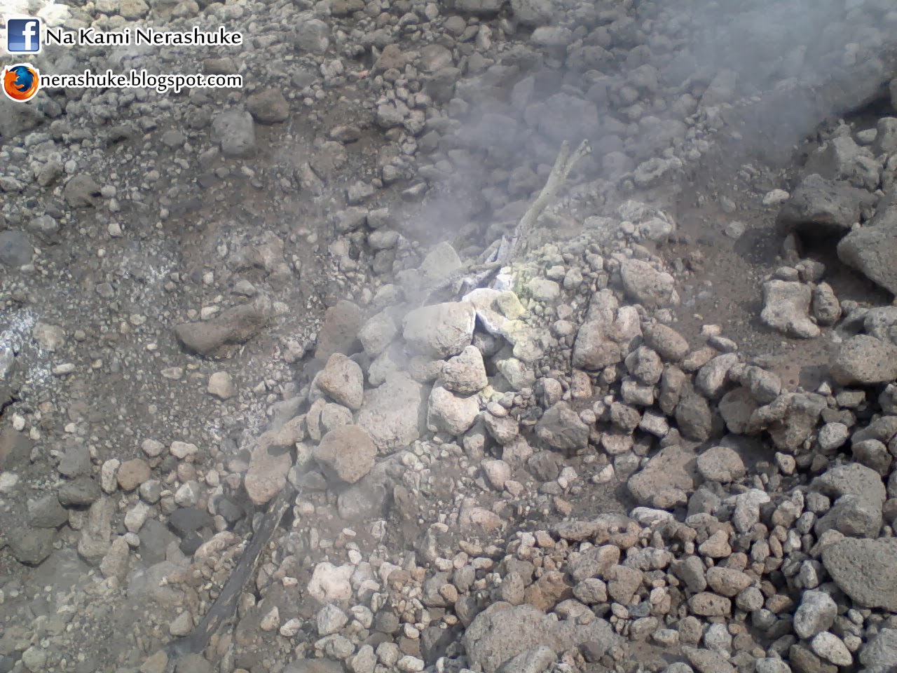 DOKUMENTASI BATU-BATU VULKANIK GUNUNG KELUD YANG MENGGUNUNG DI DEKAT ...