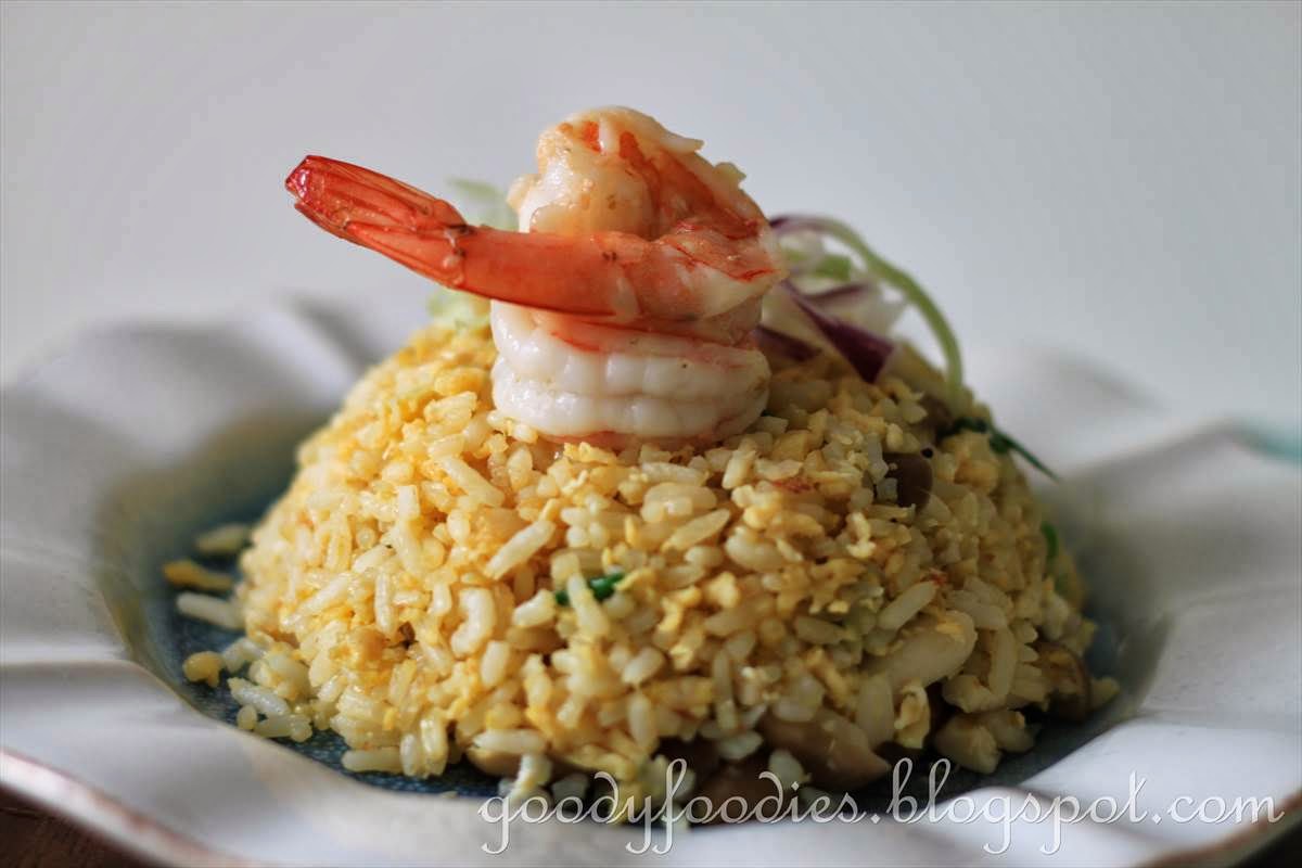 GoodyFoodies: Recipe: Golden fried rice with prawns and bunashimeji ...