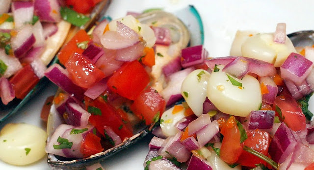 Choritos a la chalaca infinitamente ricos. Reseña y receta.