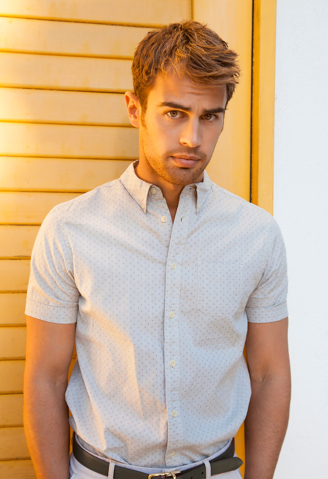 Divergent Source France: Nouveaux photoshoots de Theo James (Quatre).