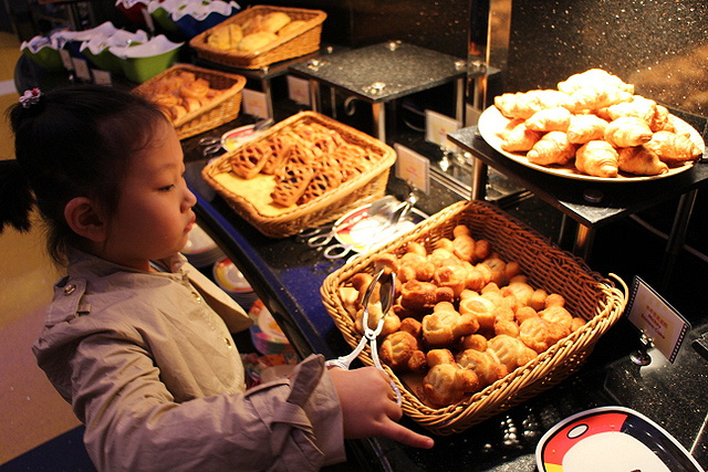 Dining at Hong Kong Disneyland - Disney Dim Sum, Character Dining ...