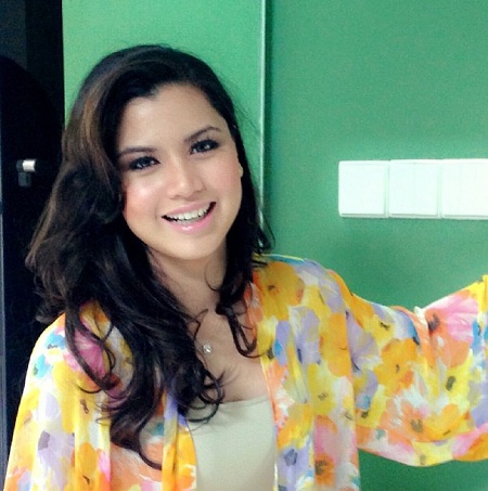 Gambar Lisa Surihani tampil gorgeous dengan seluar jean ketat