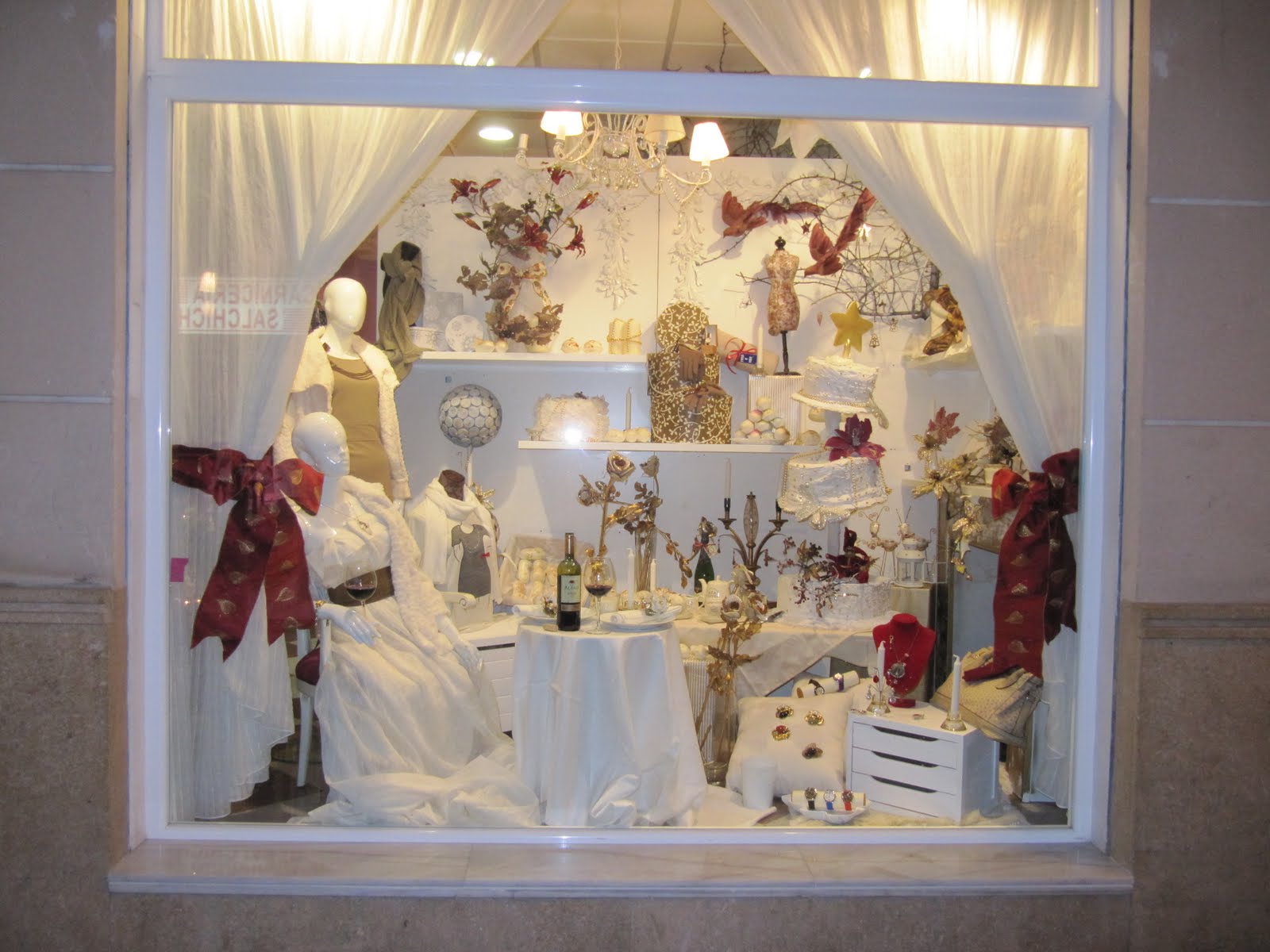 Unamoscaenmiescaparate: ESCAPARATES LLENOS DE PRODUCTOS