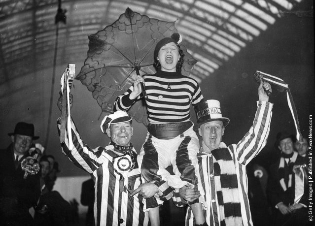 Old Photos of Football Fans From the Early 20th Century ~ Vintage Everyday