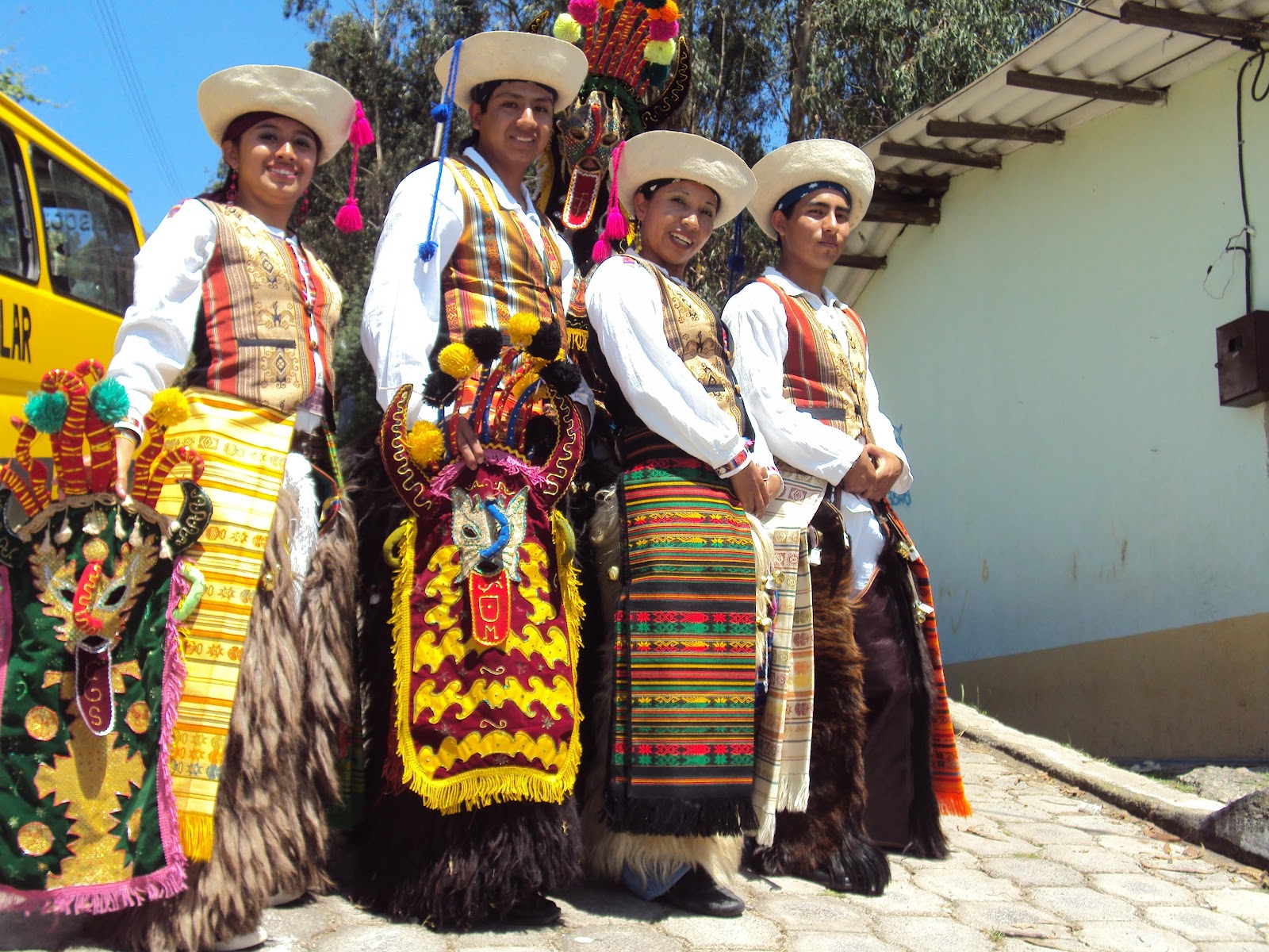 Ballet Folklórico Mashikuna Shungumanta: LOS CAYAMBIS