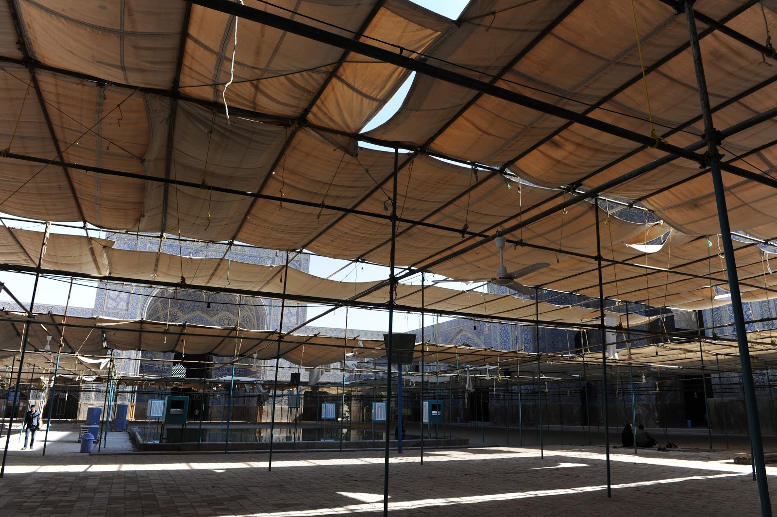 brommel: Tents in the mosque