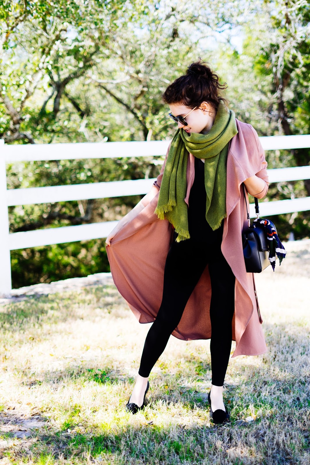 LOOK of the day - długi różowy płaszcz i oliwkowy szal | julia caban