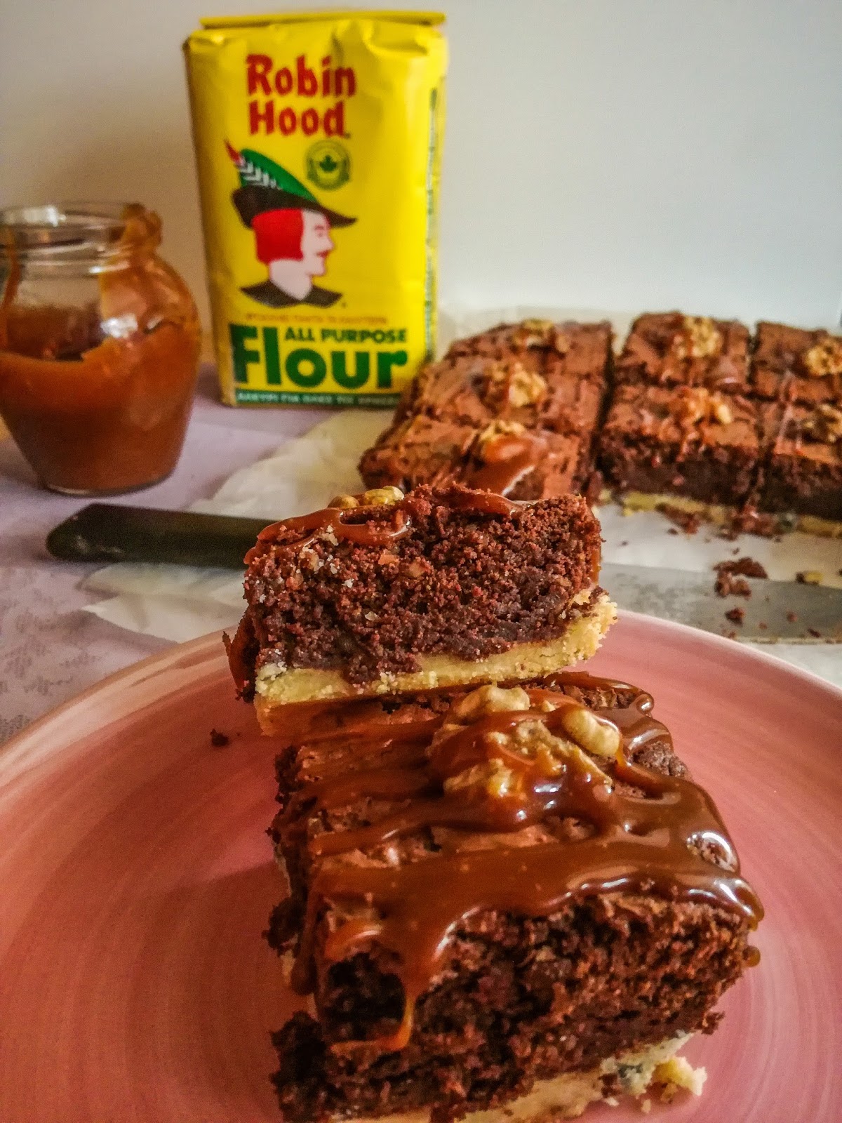 ΜΑΛΑΚΟ BROWNIES ΜΕ ΜΠΙΣΚΟΤΕΝΙΑ ΒΑΣΗ, ΚΑΡΥΔΙΑ ΚΑΙ ΚΑΡΑΜΕΛΑ ΓΑΛΑΚΤΟΣ ...
