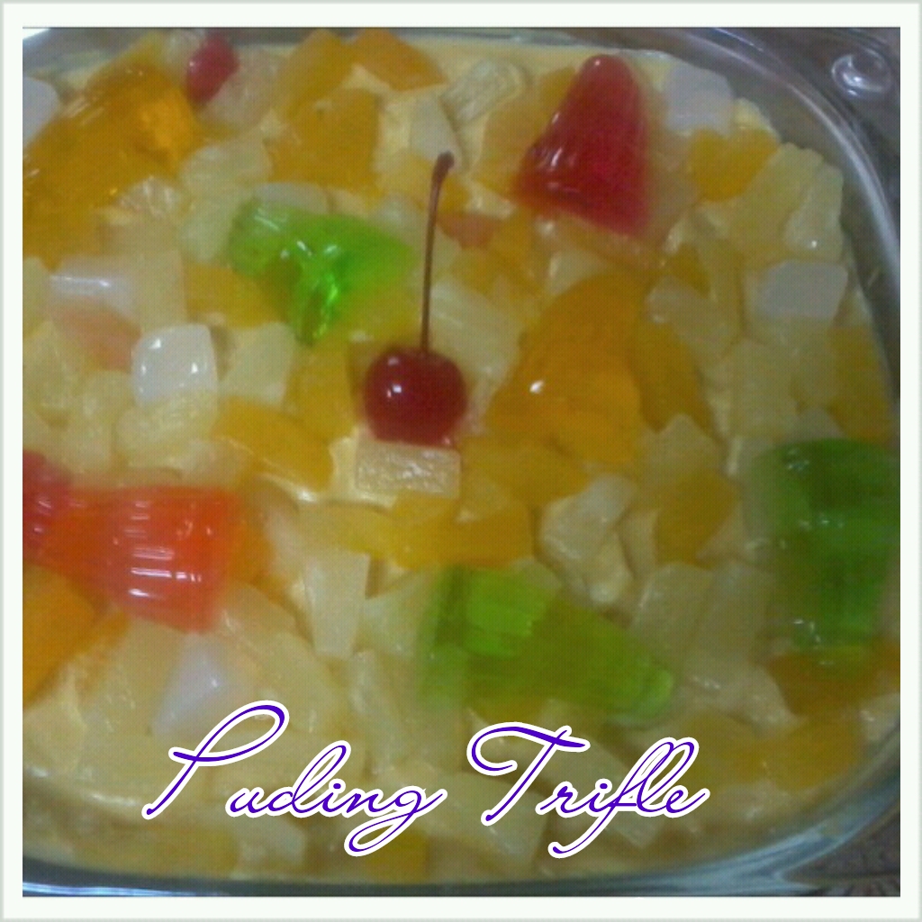 Sweet red cherry: PUDING TRIFLE SIMPLE