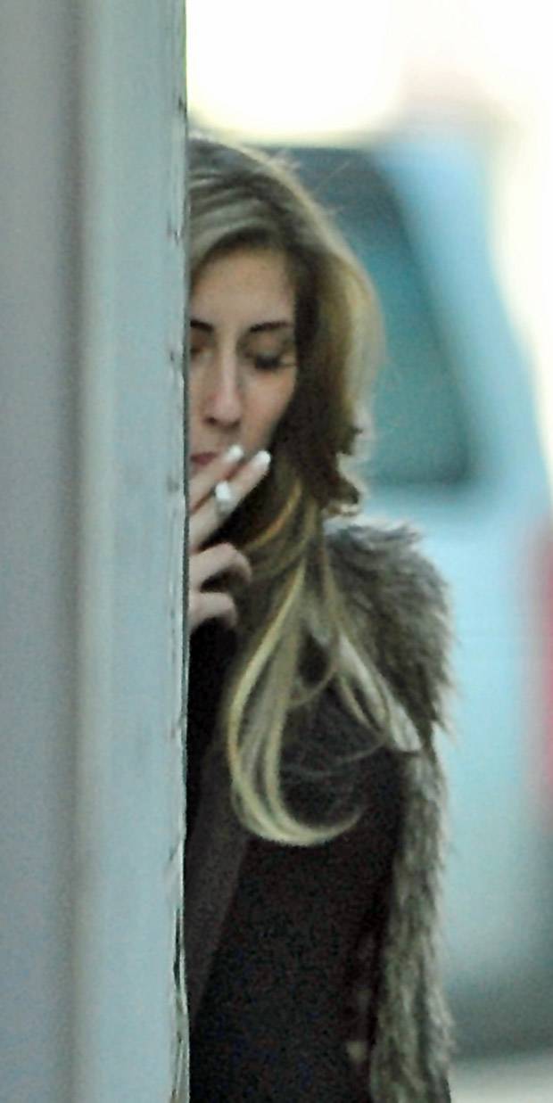 Celebrities101: Preggers Star Puffs Up A Storm