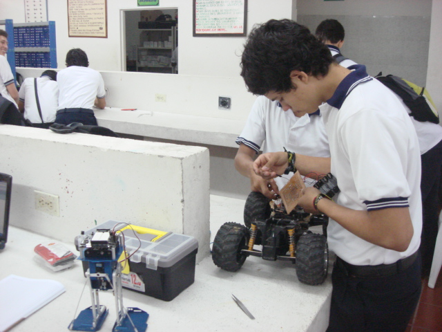 LAS TIC´S EN LA INS. EDUCATIVA SAN LORENZO: LABORATORIO DE ELECTRÓNICA