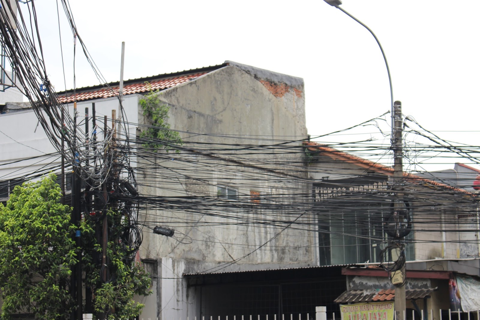 Pemandangan Kabel Listrik PLN yang mengerikan di sudut kota Jakarta ...