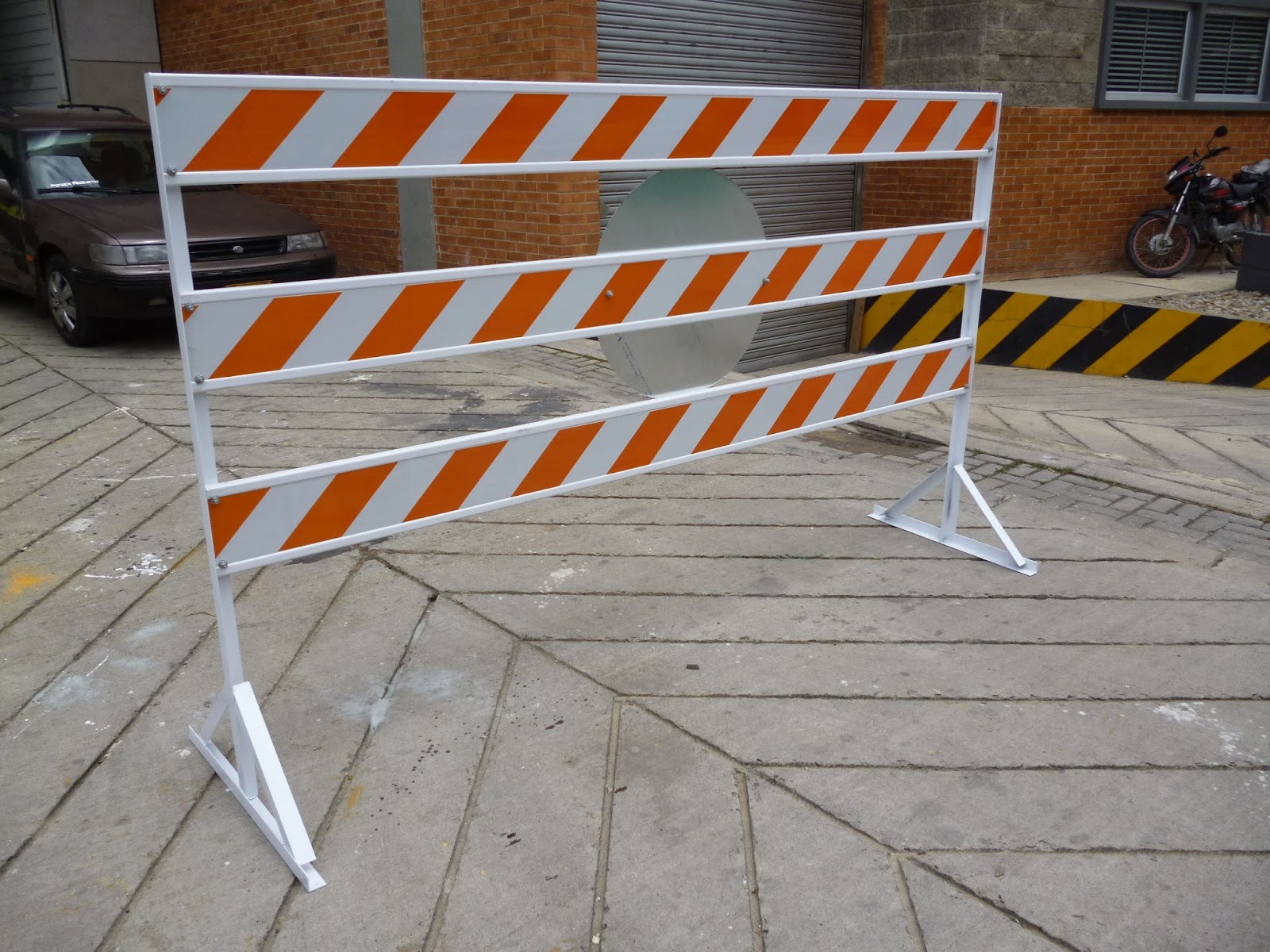 TODO EN SEÑALIZACION : BARRICADAS