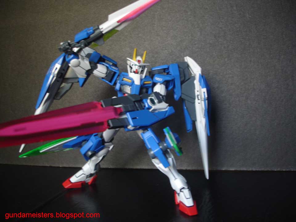 Gundam Meisters: HG 1/144 - Gundam 00 Raiser + 7 Sword G
