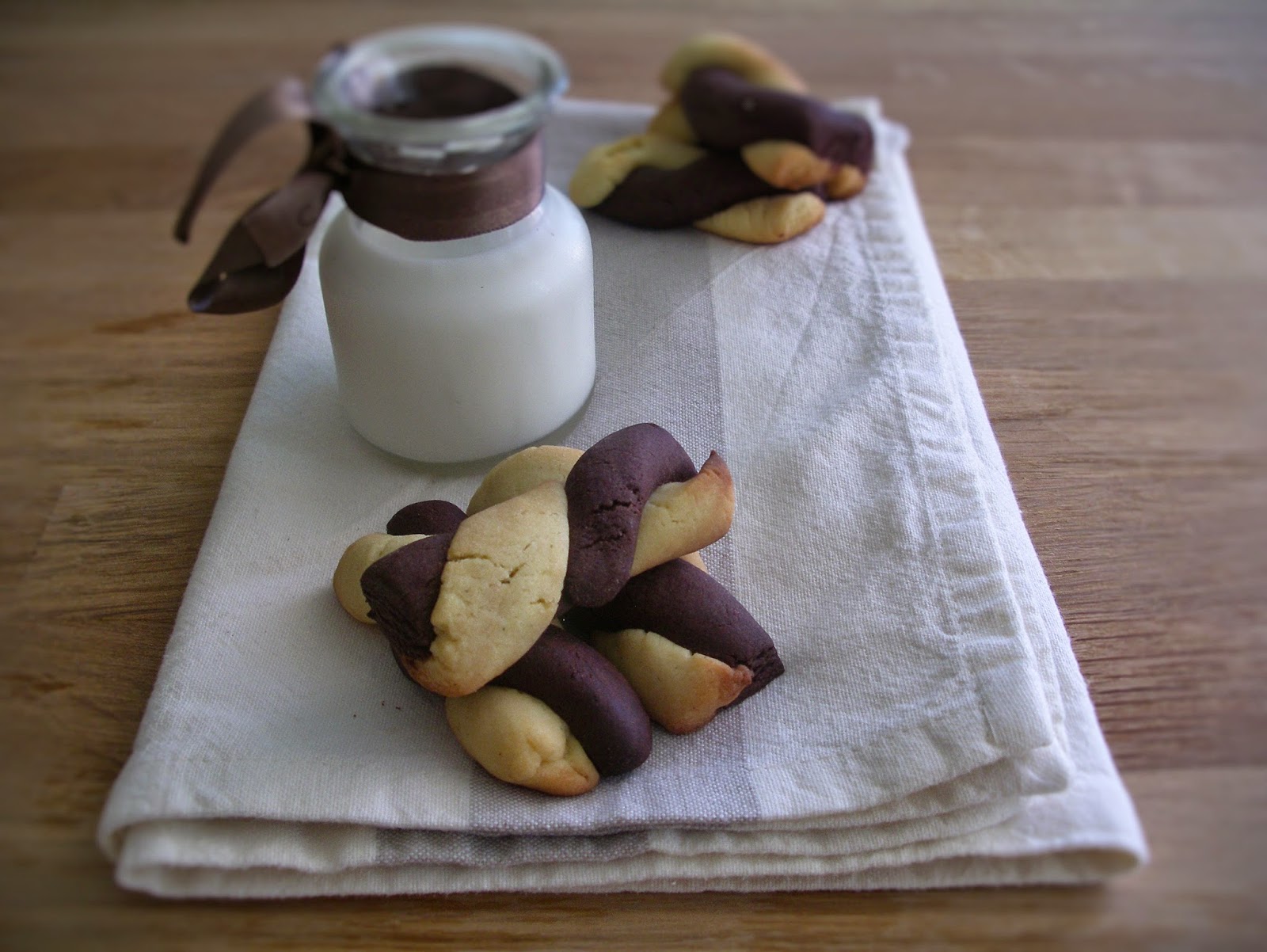 KITCHEN IN THE SAND: Cocoa and vanilla braided cookies