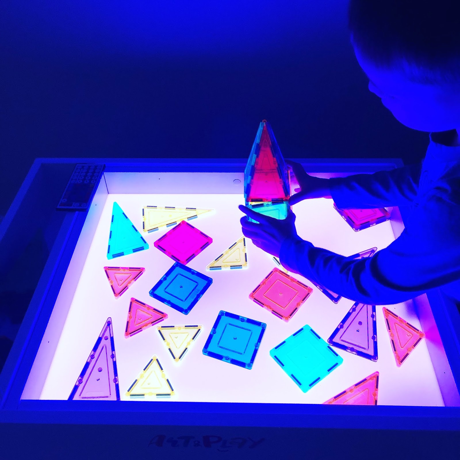 Find the Little Mind: Lights, camera... PLAY! 5 Simple Light Box ...