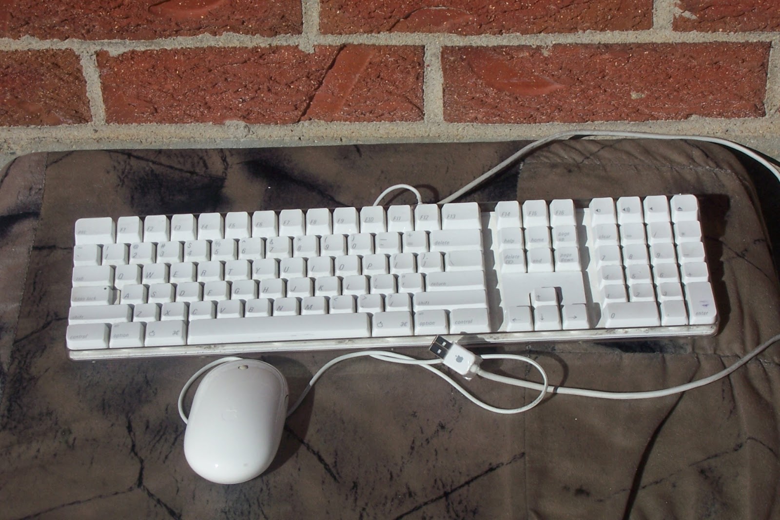 PENGENALAN KOMPUTER: PERANGKAT KERAS (HARDWARE)