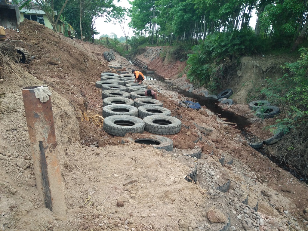 Civil Engineer: Dinding Penahan Longsoran dengan Ban Bekas ( Side Slope ...