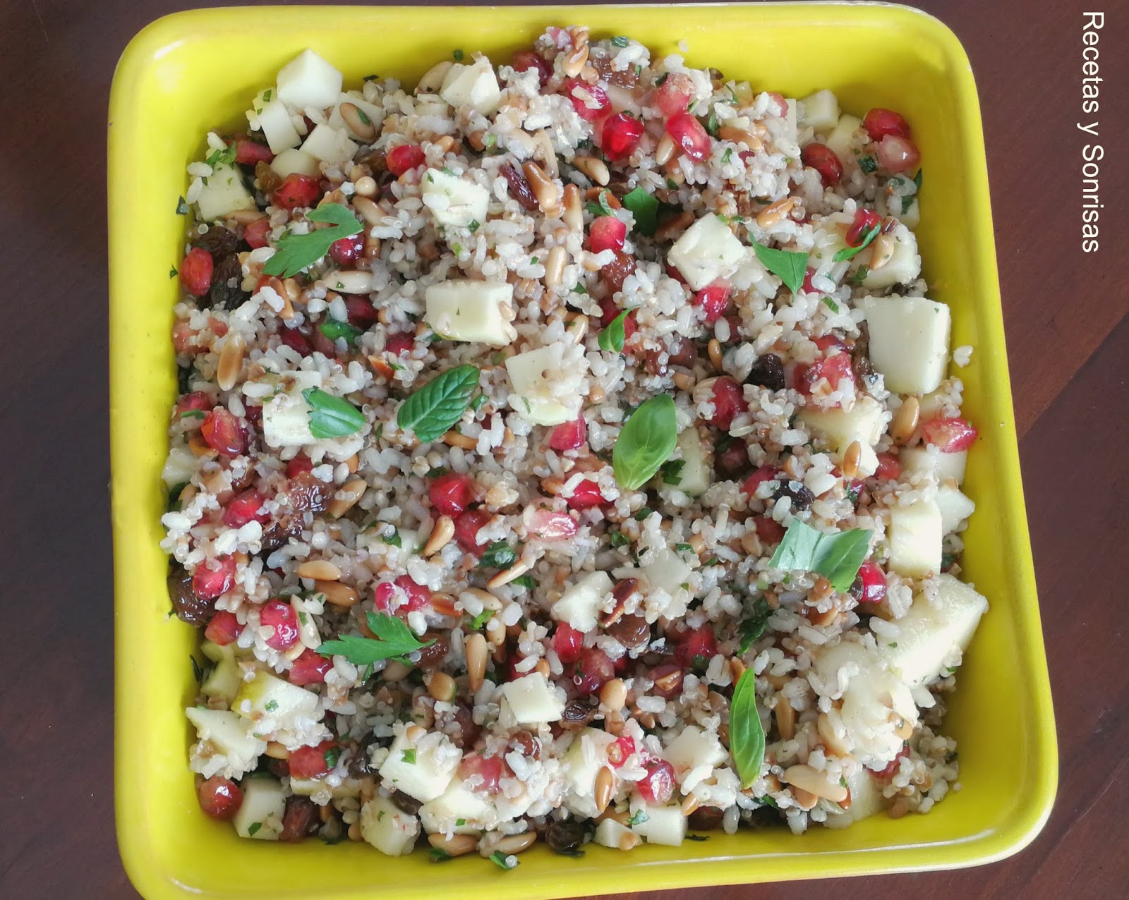ENSALADA DE ARROZ INTEGRAL CON QUINOA GRANADA, MANZANA, PASAS Y PIÑONES