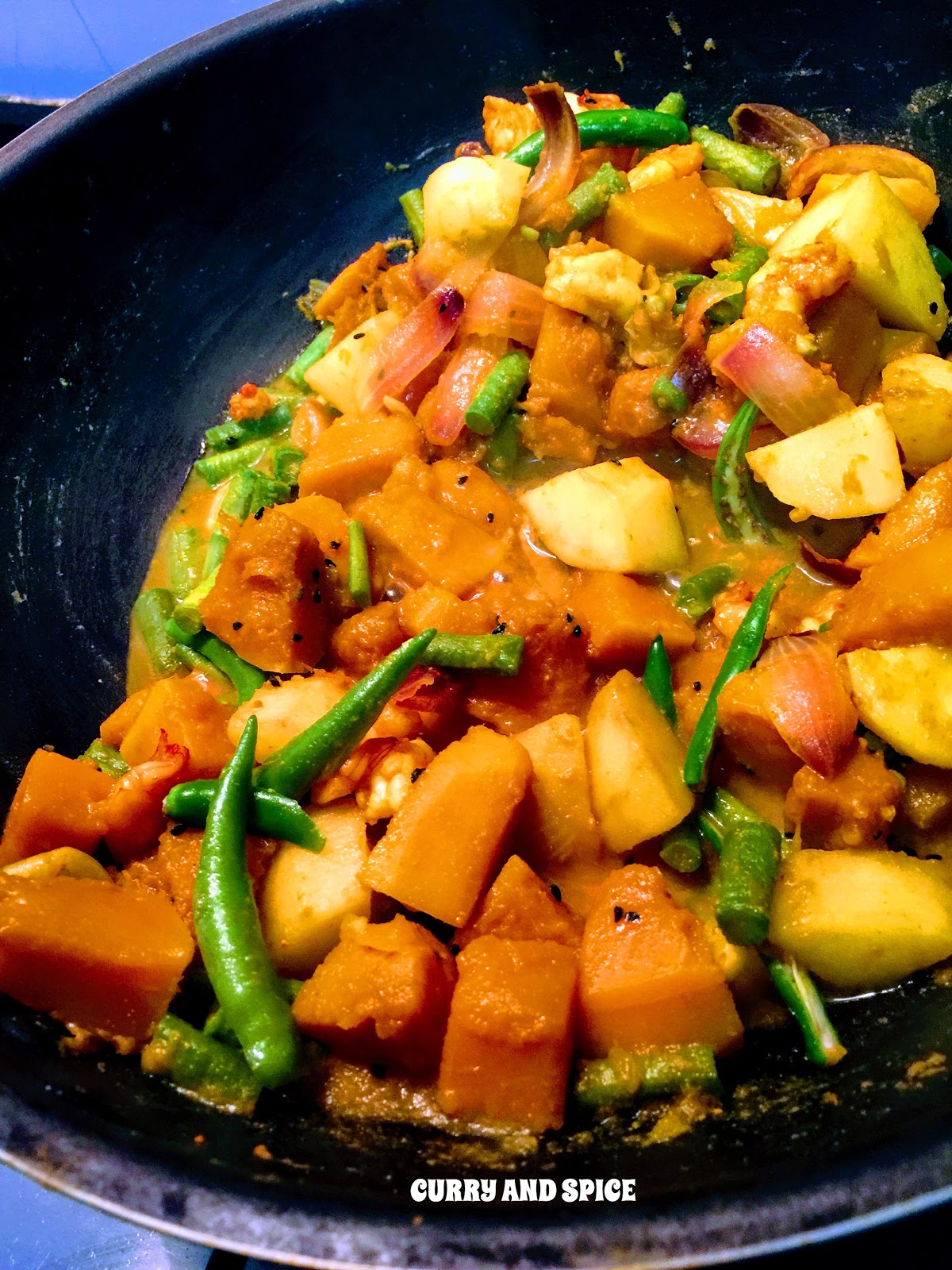 CURRY AND SPICE: CHOTO CHINGRI KUMRO ALOO BORBOTI DIYE BATI CHOCCHORI