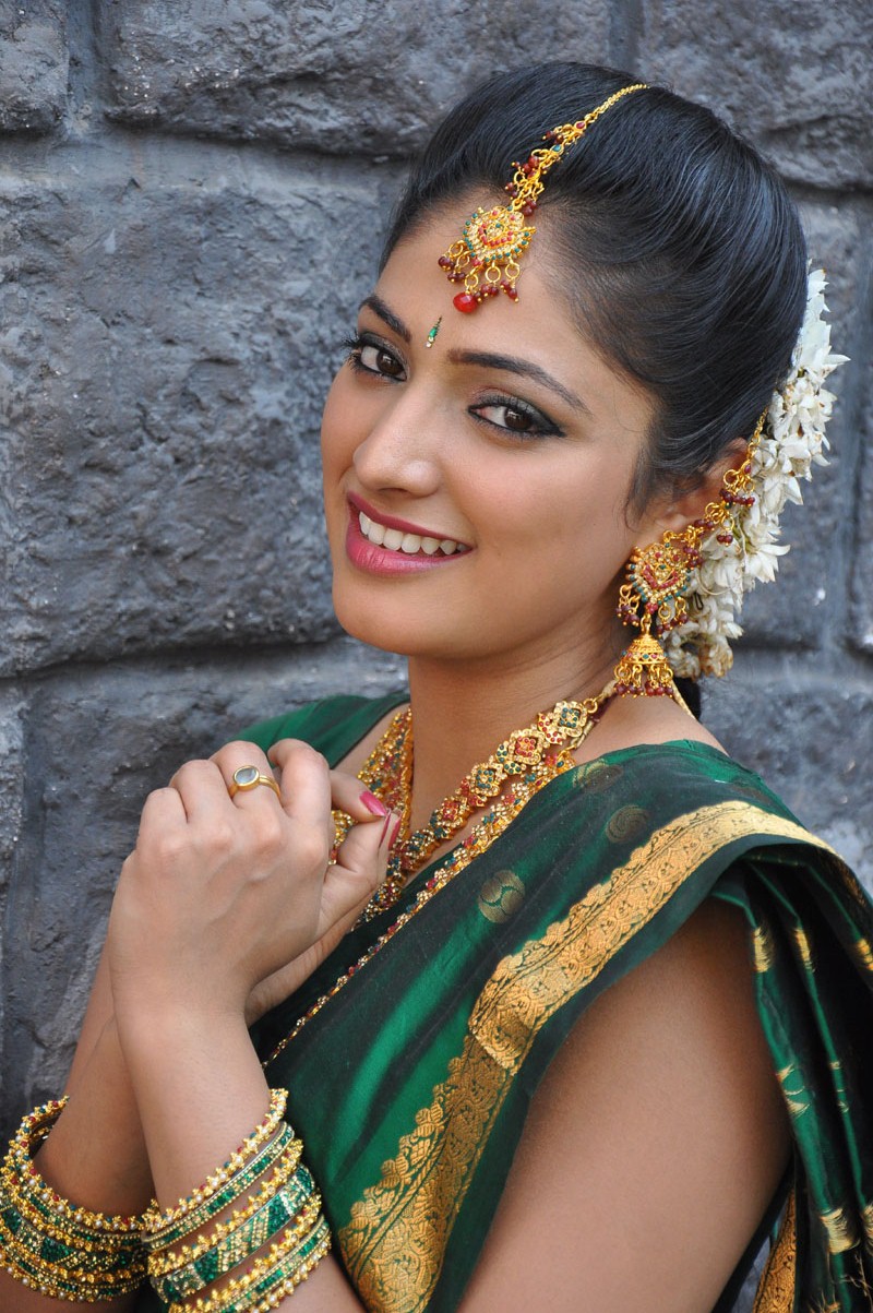 Hari Priya Latest Awesome Green Saree Stills | Hari Priya Beautiful ...