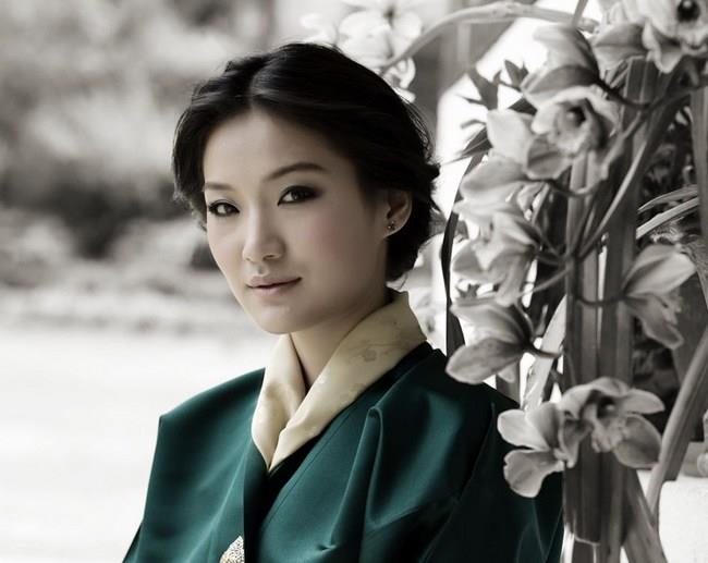 Digital Tibetan Buddhist Altar: Long Live Her Majesty