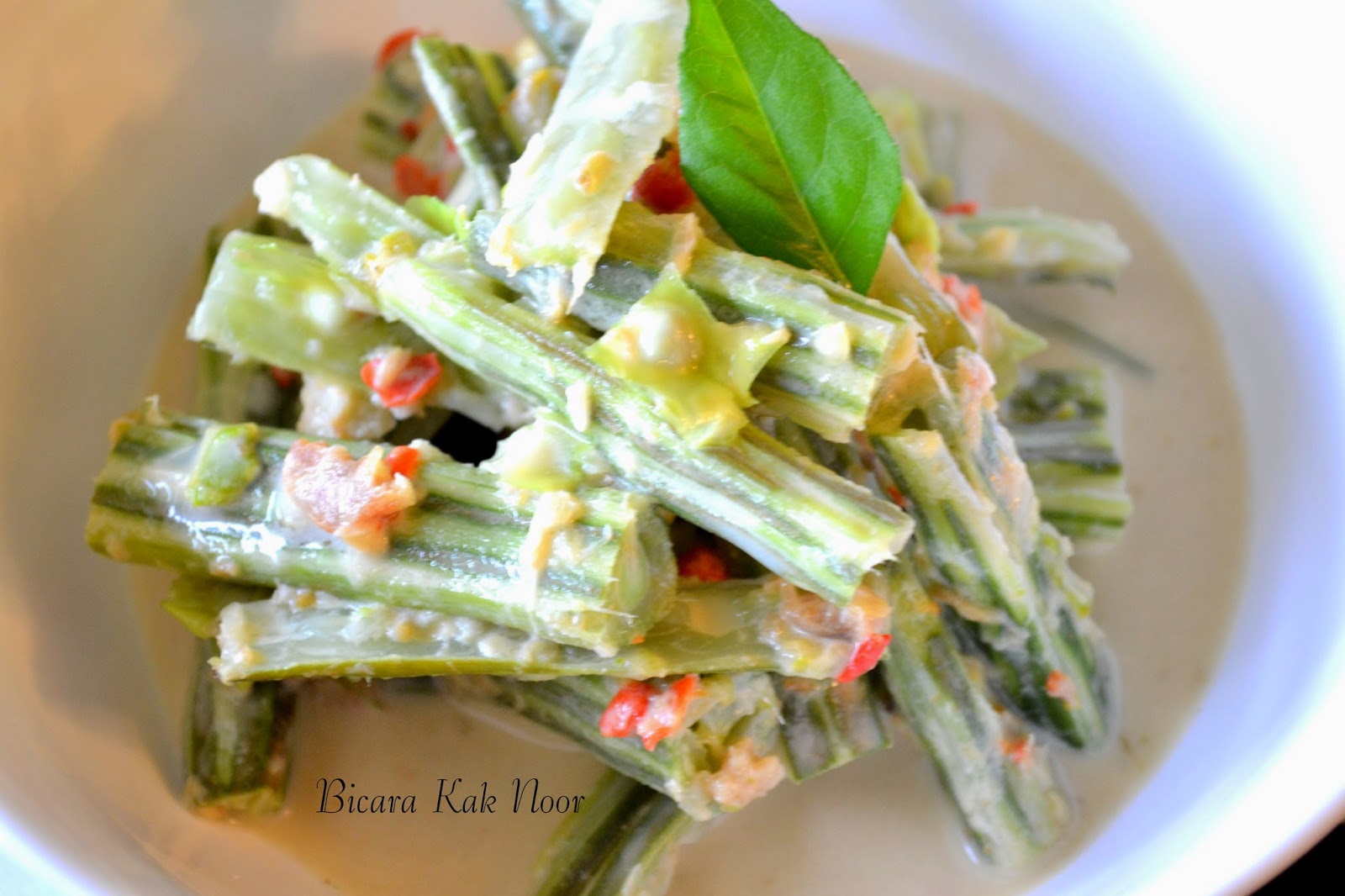 Masak Lemak Putih Buah Munggai & Udang Kering - Dapur Kak Noor