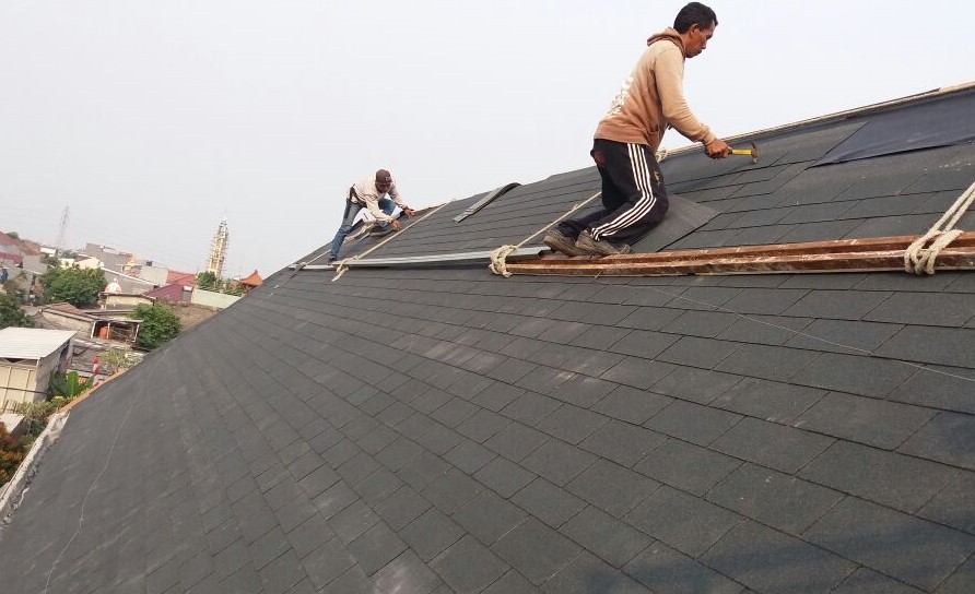 Pasang Nok / bubungan - HARGA GENTENG JENIS ATAP SIRAP ASPAL BITUMEN