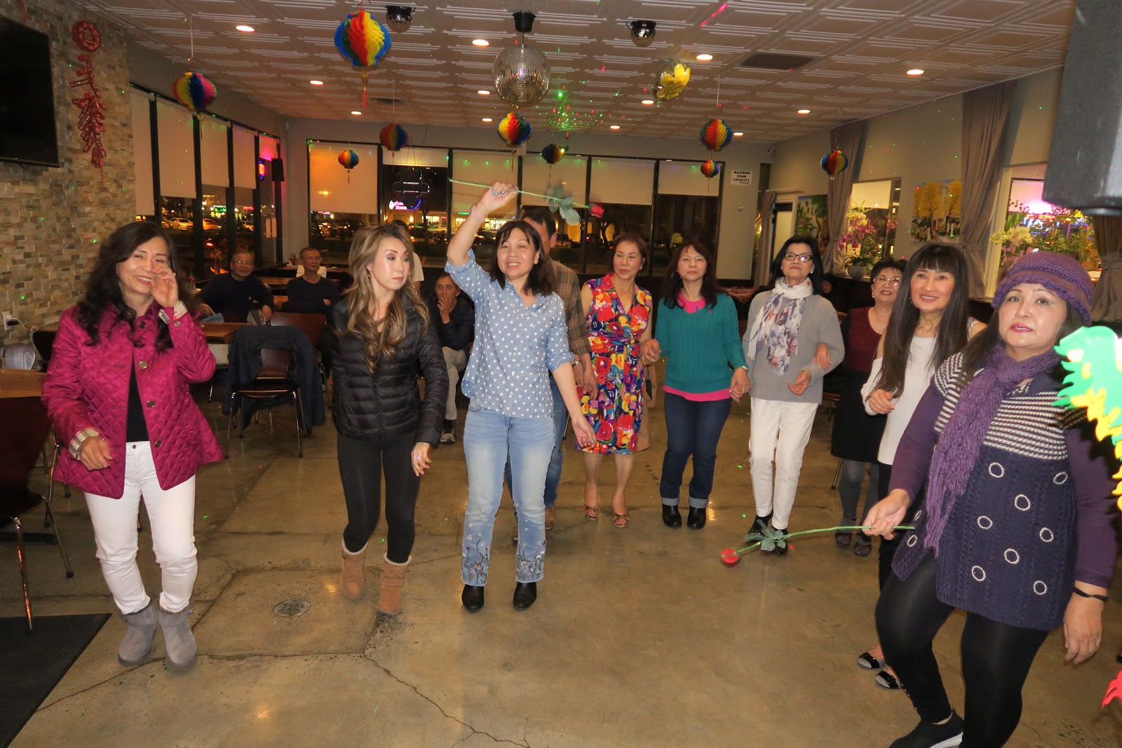 Nguyễn Huệ Hải Ngoại: Thân Tình Ấm Dưới Cơn Mưa