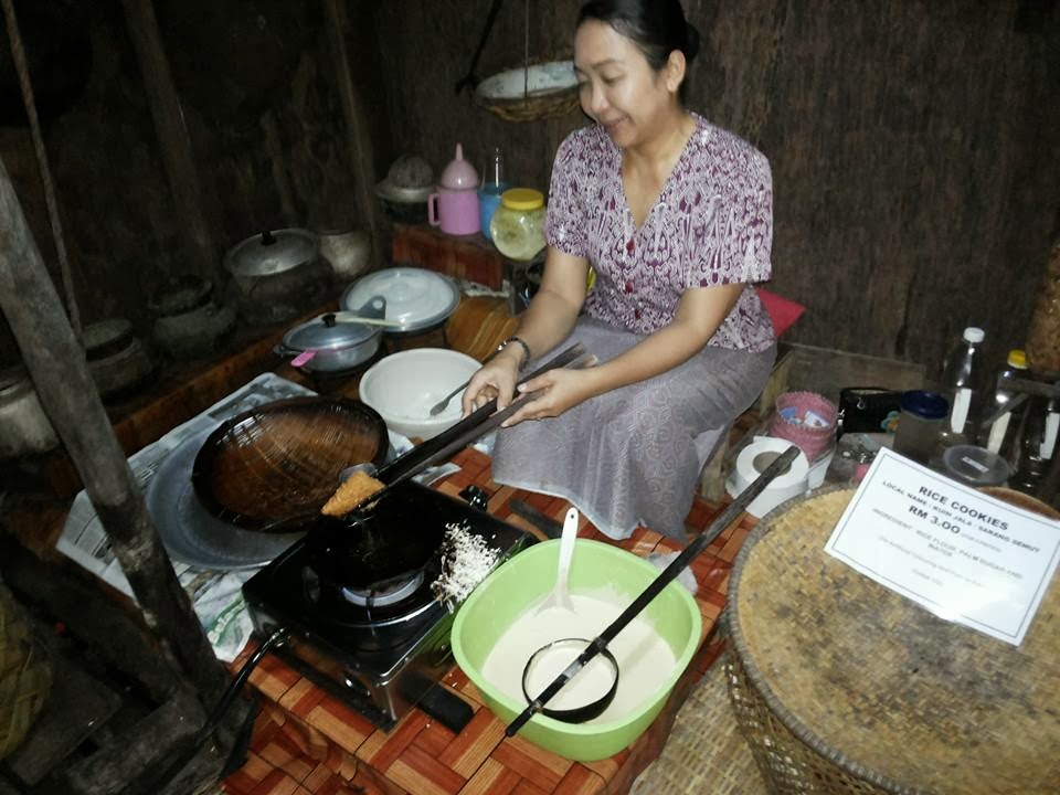Apa itu Kuih Jala? Proses membuat Kuih Jala Tradisional - Ms DJP www ...