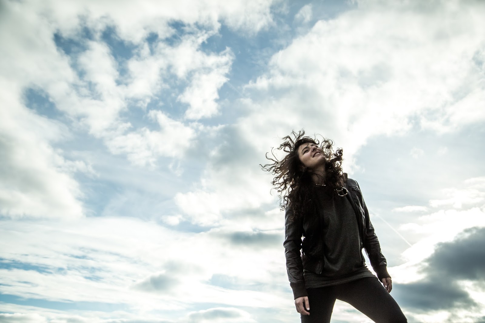 MELIS AKER CONJURES TIME-TESTED MUSICAL HEROINES WITH DEBUT ALBUM RELEASE