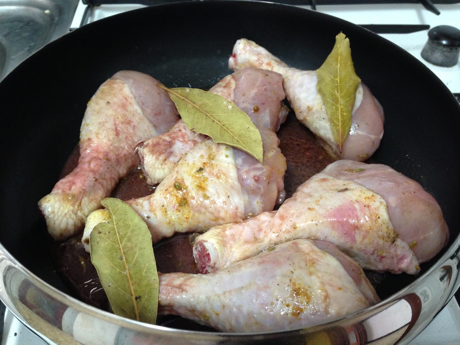 EL RITMO EN LOS FOGONES: JAMONCITOS DE POLLO CON SALSA DE VINO Y ...
