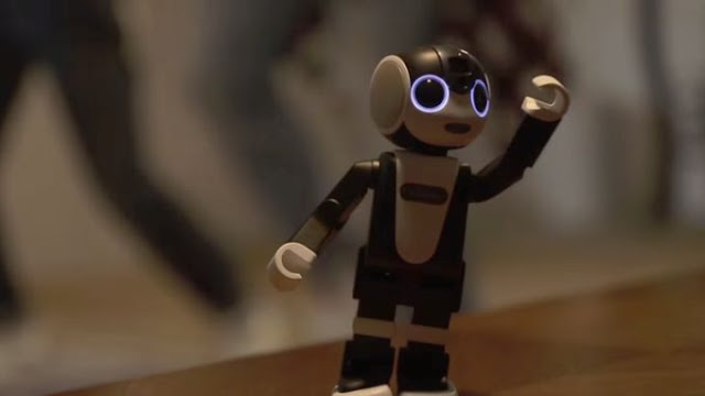 [VIDEO] RoBoHon, el asombroso smartphone humanoide que comprende a las ...