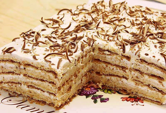 Medena torta sa gotovim korama: Lako, bez pečenja!