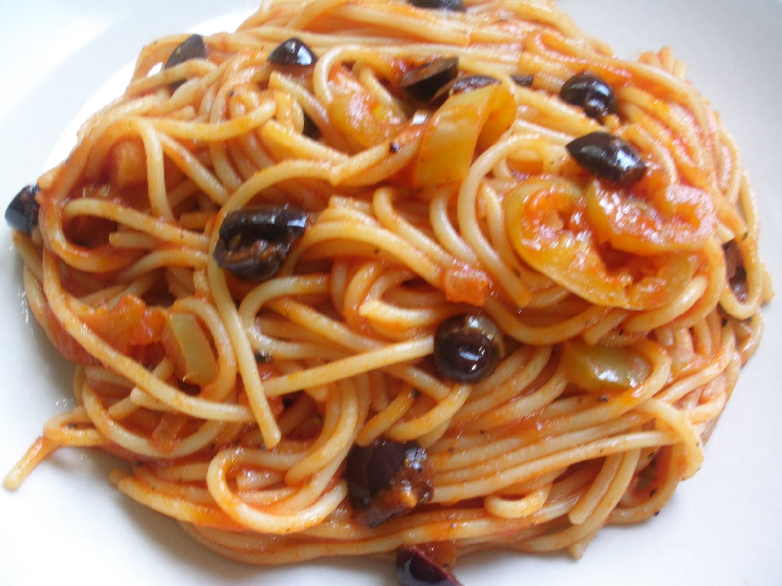 Come to cook: Σπαγγετι με κοκκινη σαλτσα και ελιες