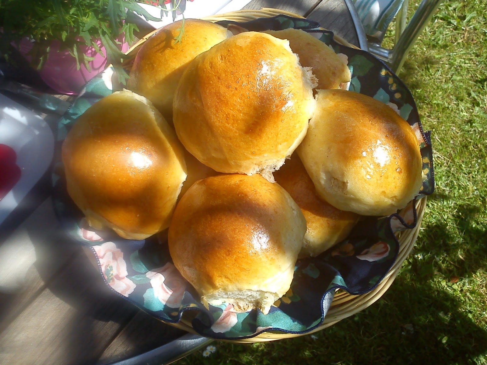 Kitchen of Kiki: Afternoon tea in the garden