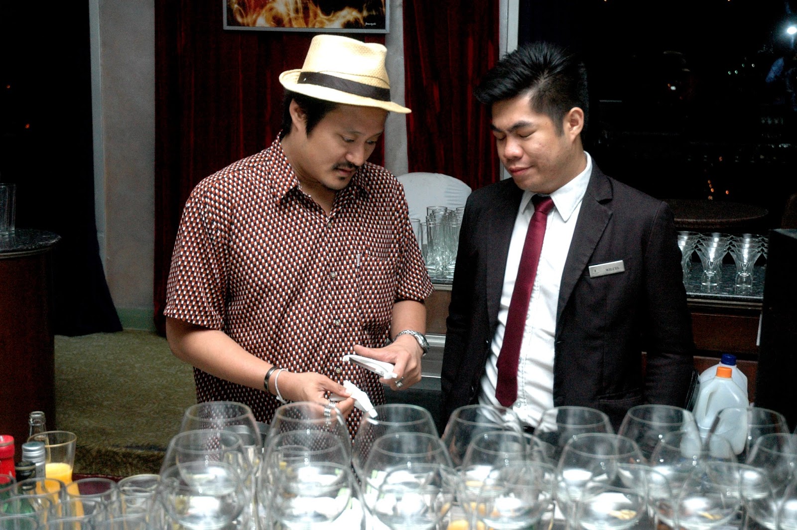 DUDE FOR FOOD: The Flavors of Christmas: Cirque du Noel at Discovery ...