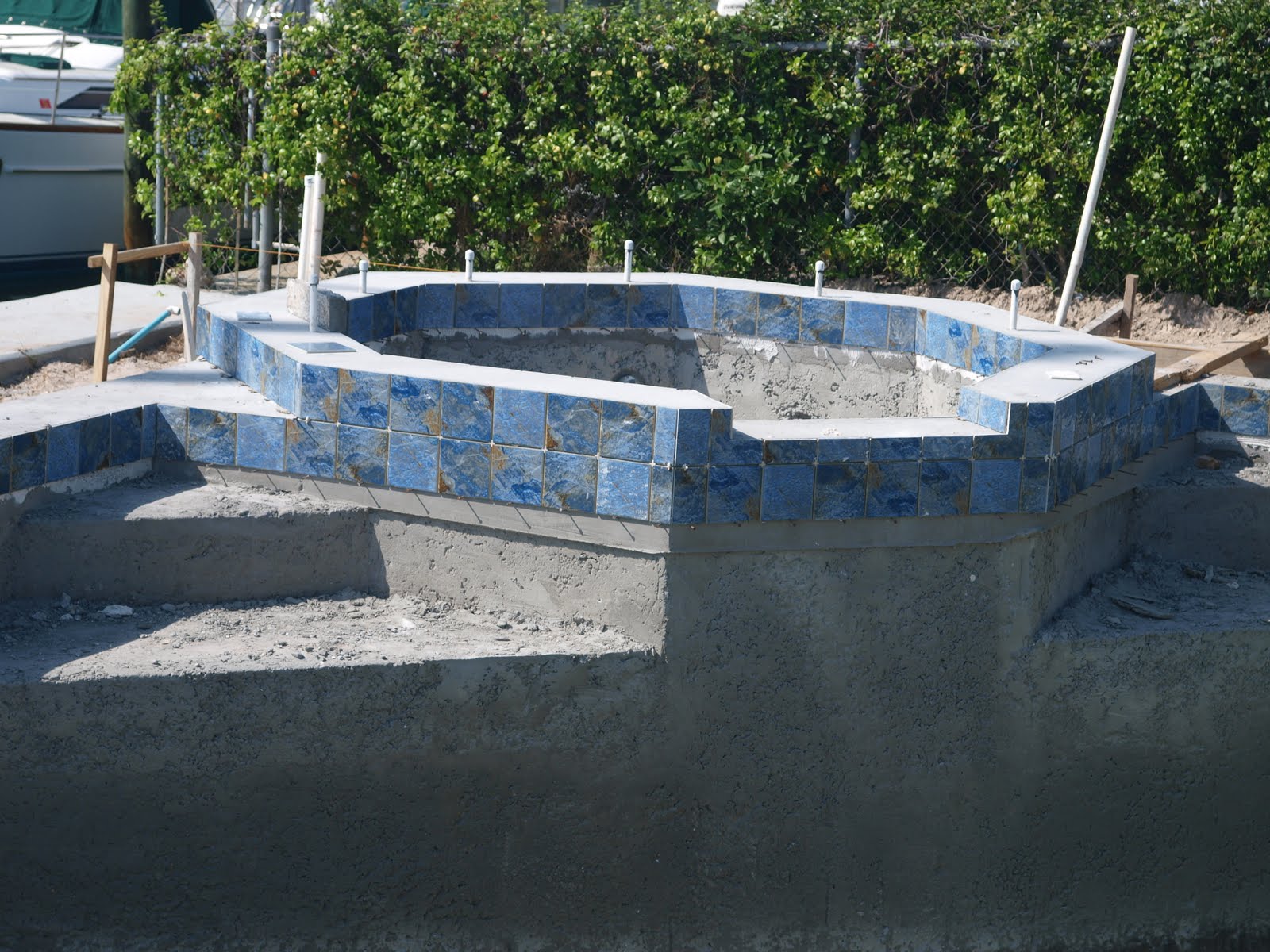 The New Blue Pool: Spa Tiling, Curbs & Footers............ uh oh