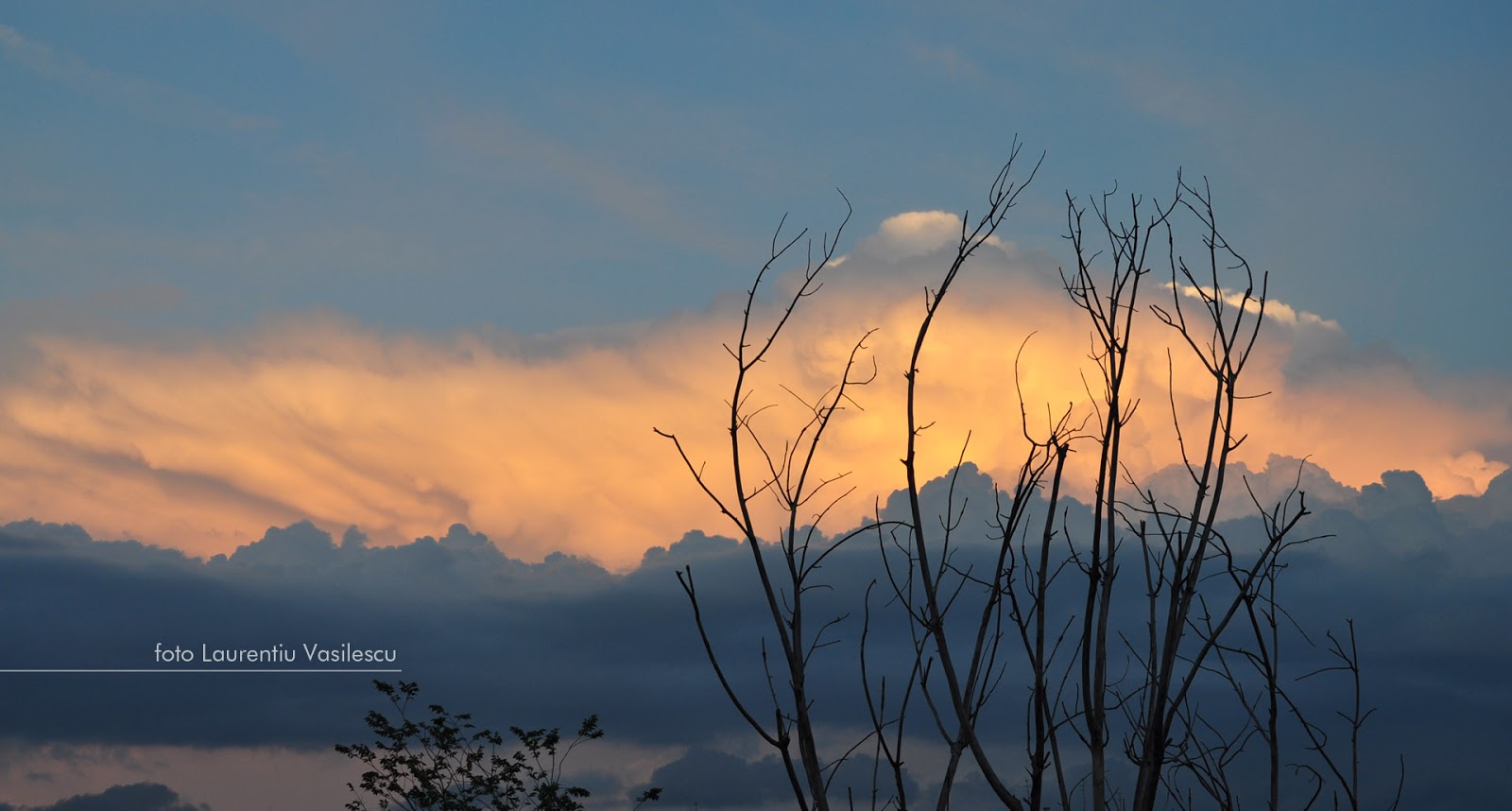 Spectacol pe cer - nori si fulgere