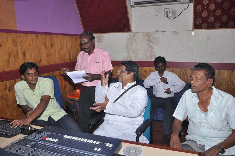 Playback Singer Unnikrishnan Sings for Nilavil Mazhai Photos HQ latest ...