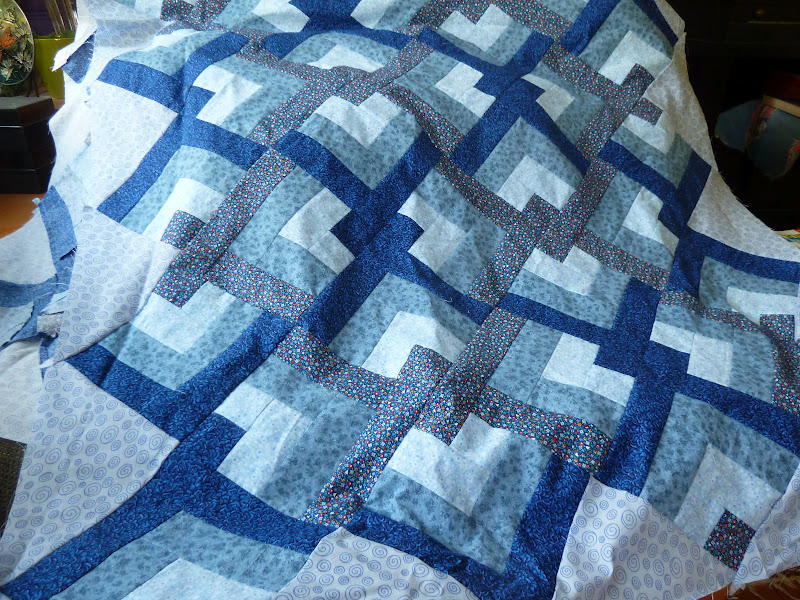 Marlene's Space: More Summer Quilting: A Two-Color Quilt