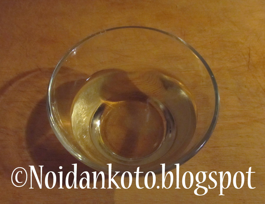 Noidankoto; Valkosipulia ja Salviaa: Etikka (Acetum)